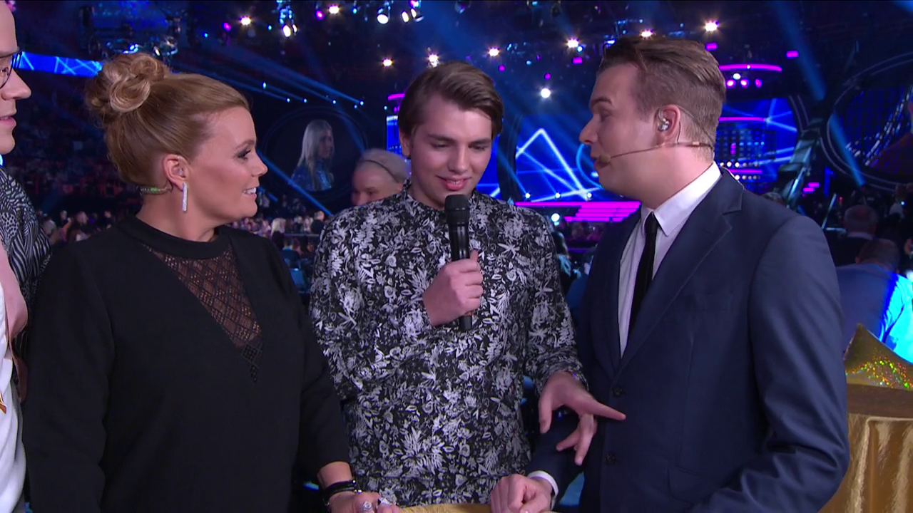 Farao Groth överraskar Oskar Häggström med en födelsedags...