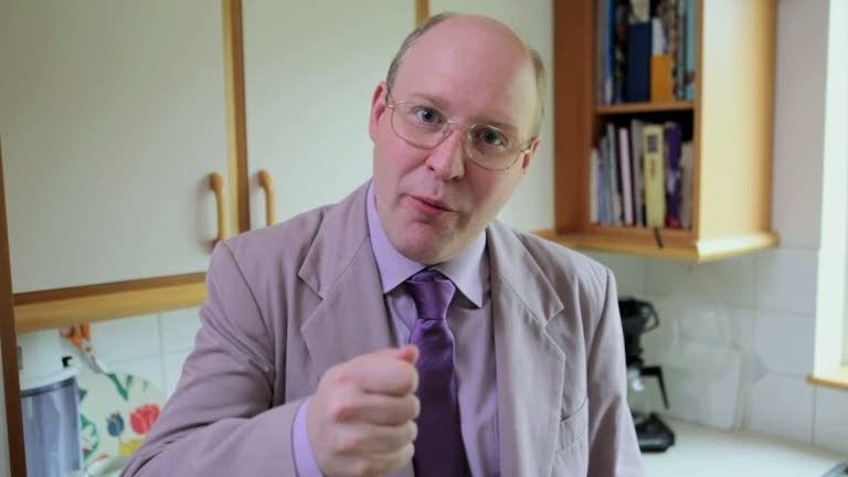 Ove Sundberg i Solsidan förklarar fördelarna med Facebook