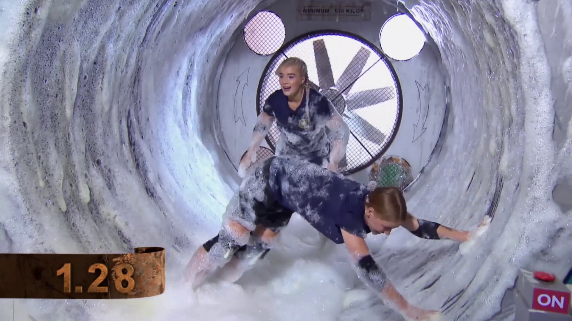 Clara Henry och Kristina "Keyyo" Petrushina i slirig cell