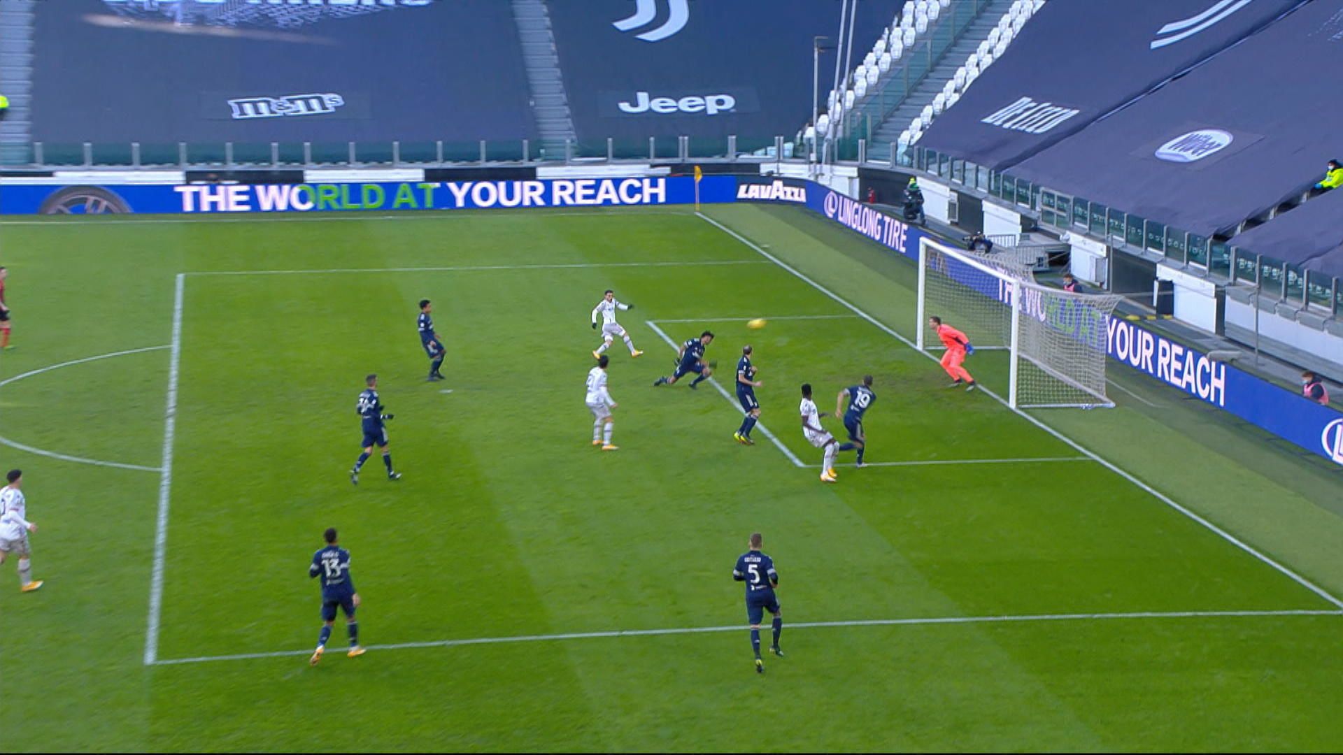 Cuadrado nära självmål - Szczesny visar fina reflexer