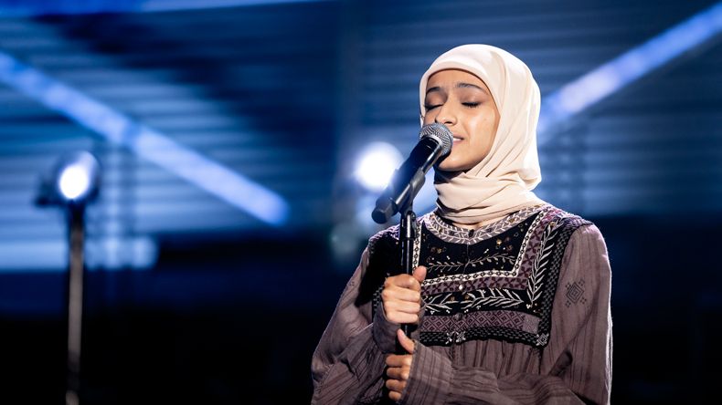 Amena Alsameai - Famous Blue Raincoat (AURORA version) av...