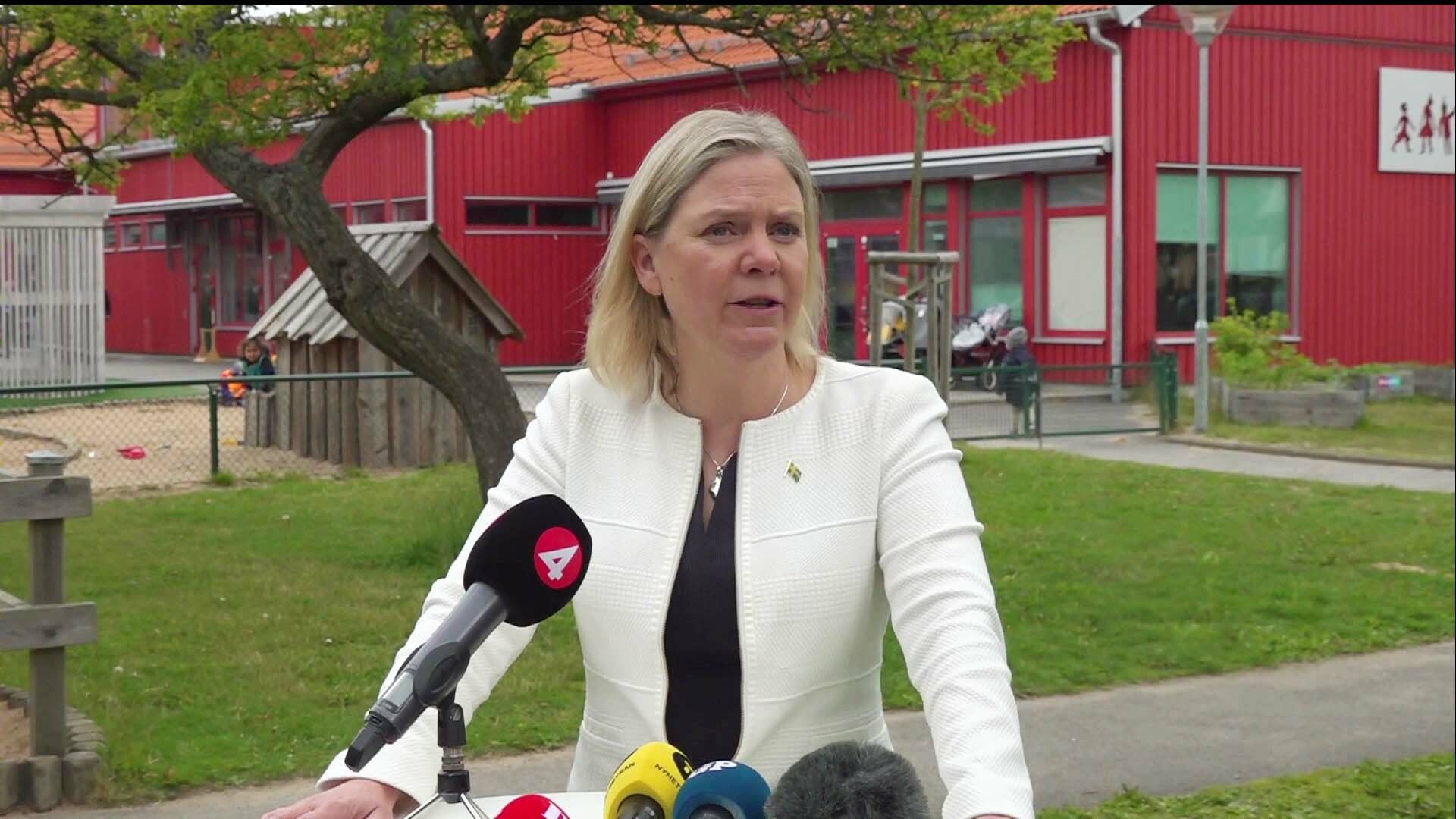 Magdalena Andersson håller pressträff i Göteborg