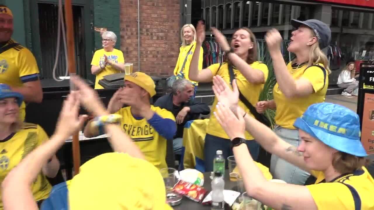”Stämningen är magisk” – se svenska fansen värma upp i Sh...