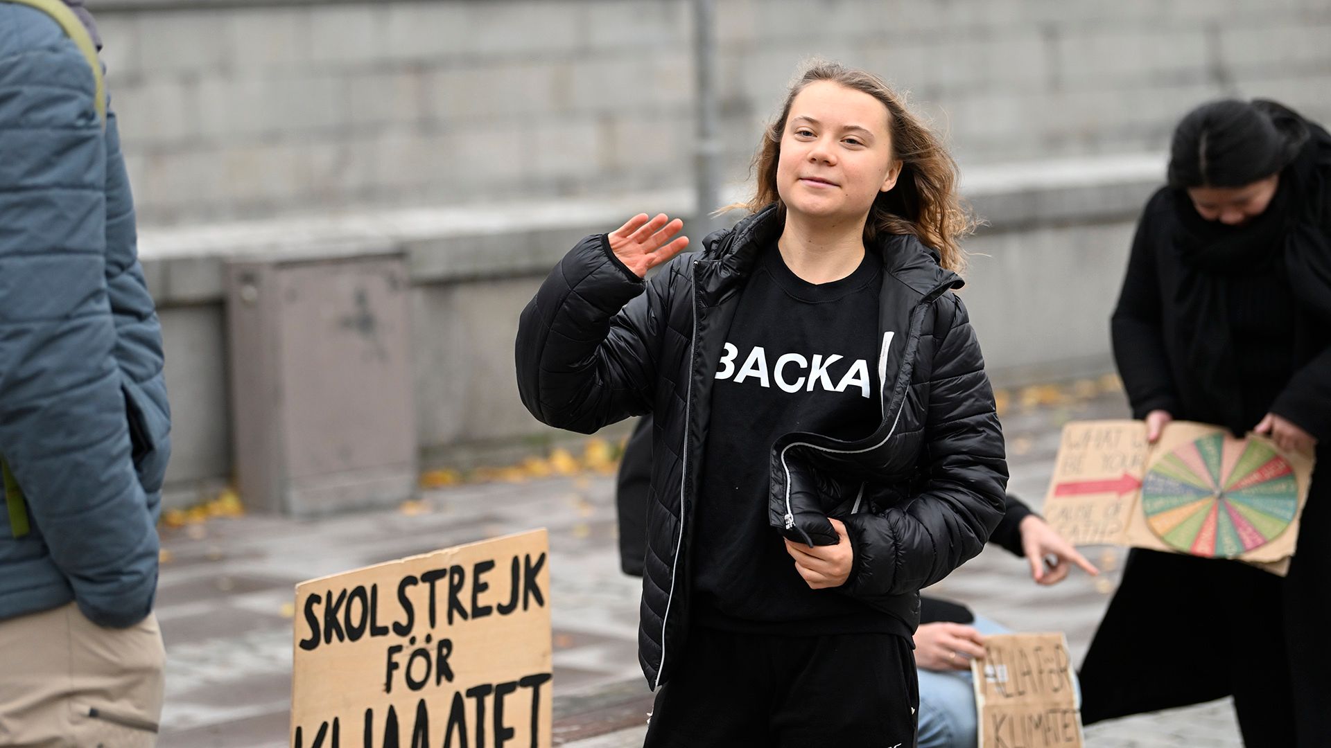 Greta Thunberg och hundratals unga stämmer staten