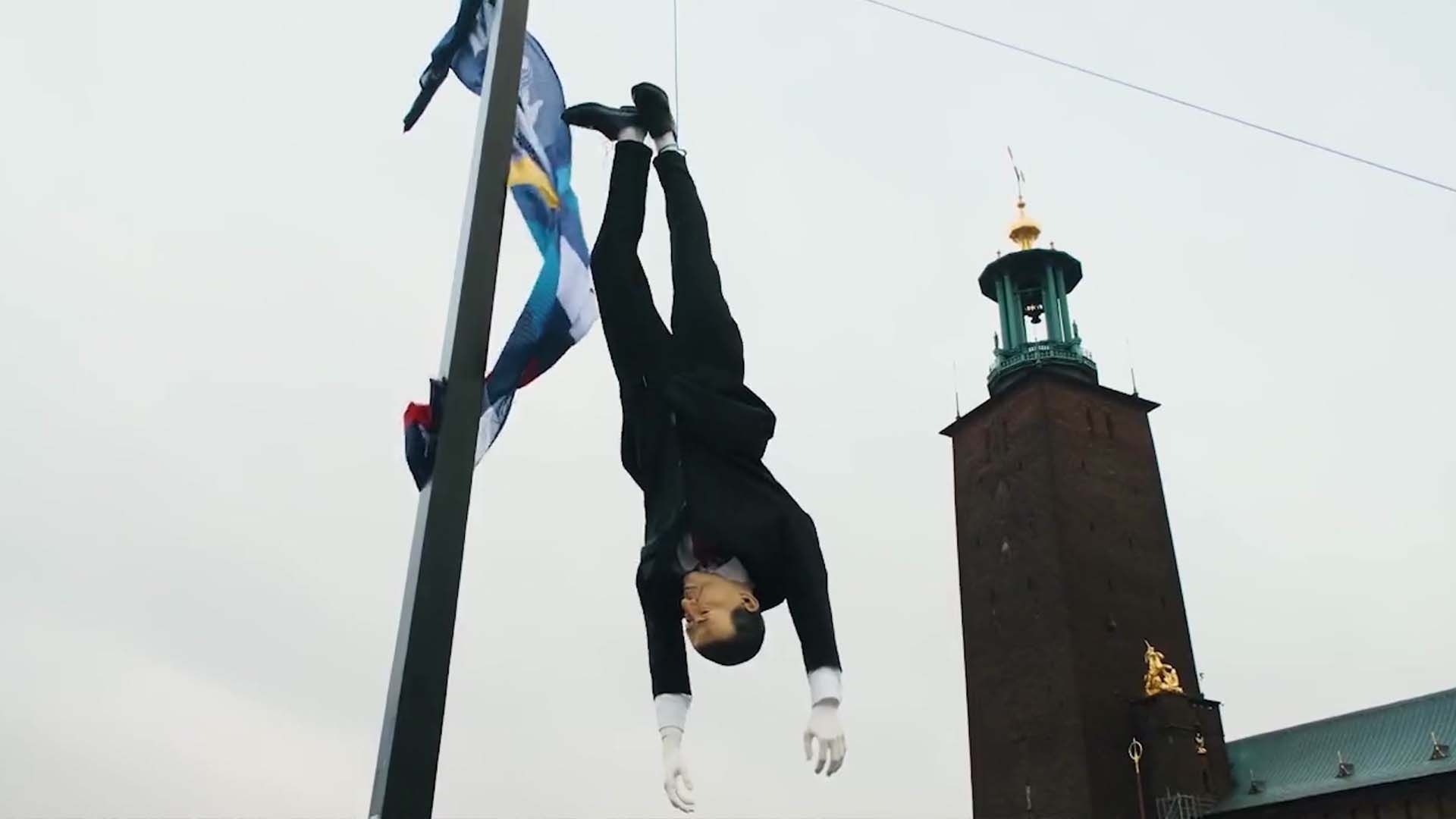 Erdogan-docka hängdes upp i Stockholm – anspelar på Musso...