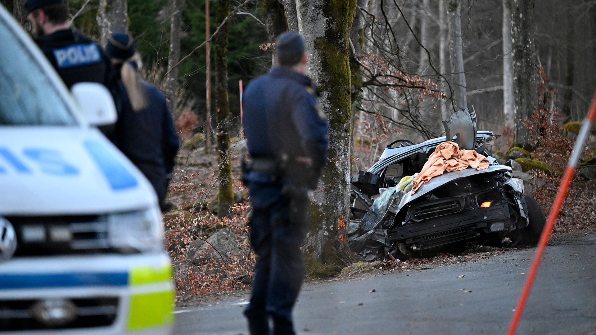 Sju ungdomar i allvarlig bilolycka – 17-årig pojke avliden