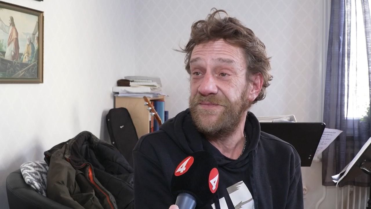 Svårt för hemlösa i kylan: Jimmy sover i källare och trap...