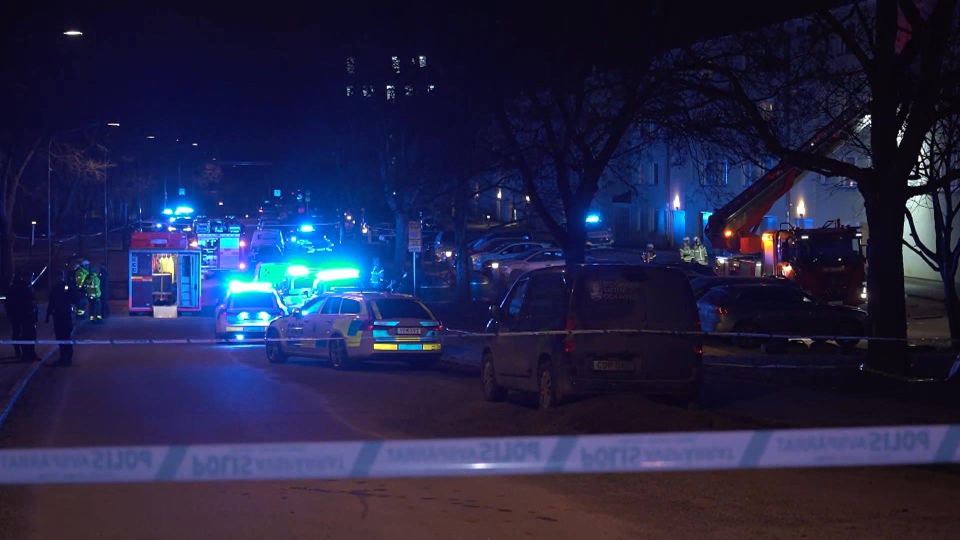 Explosion vid flerfamiljshus i Farsta – port och trapphus...