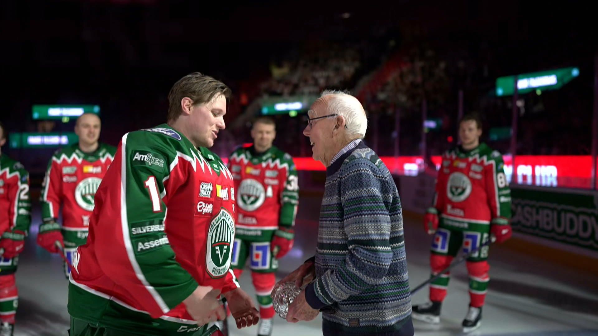Lars Johansson tar emot Honken Trophy