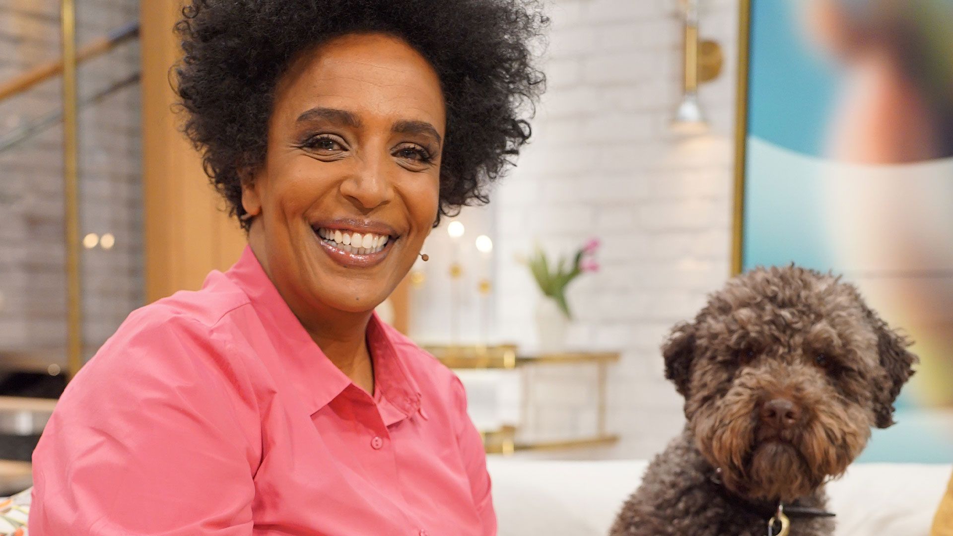 Komikern Marika Carlsson gör talkshow – med hunden Bob