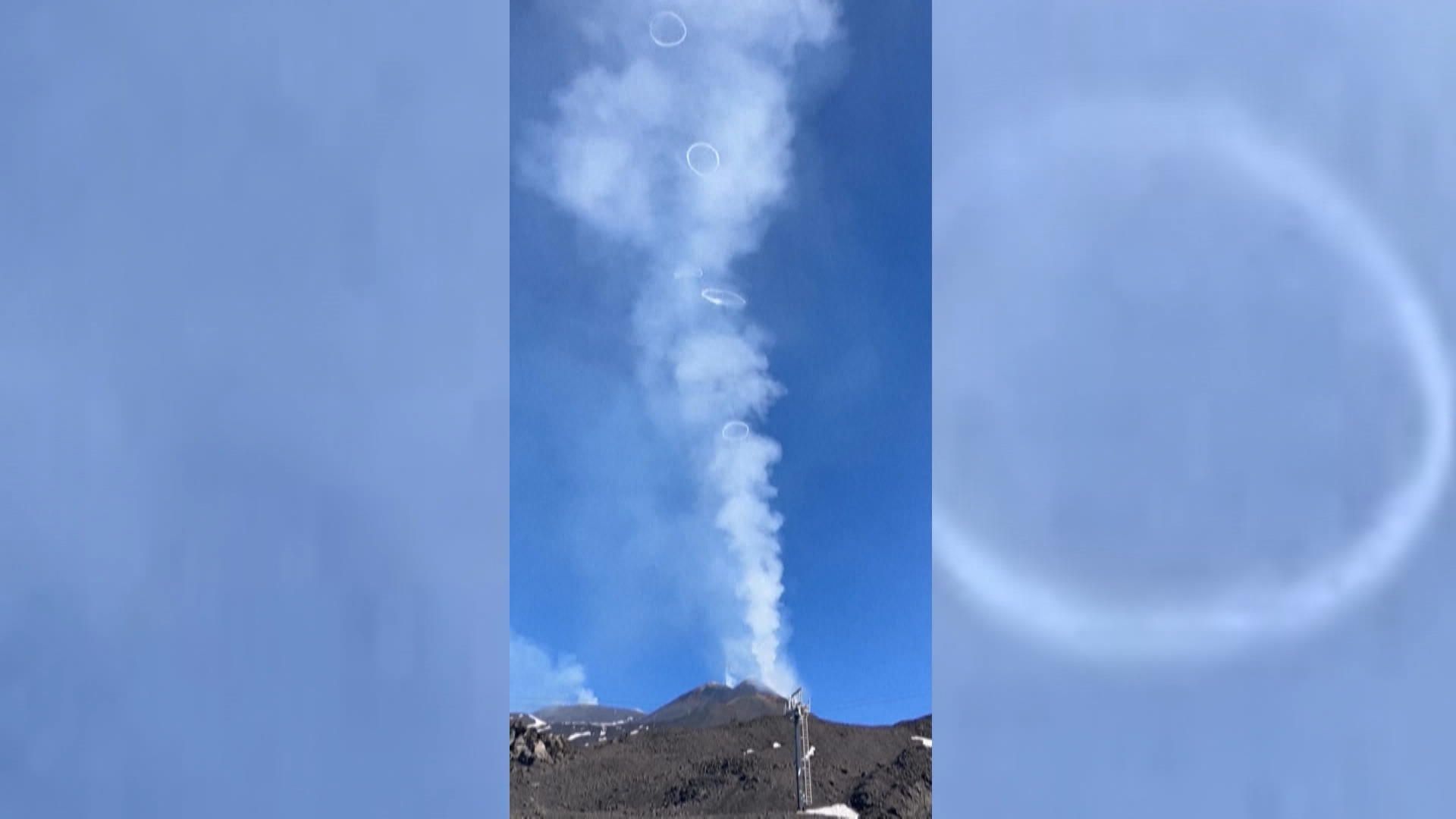 Här blåser Etna ut rökringar – fängslande syn på Sicilien