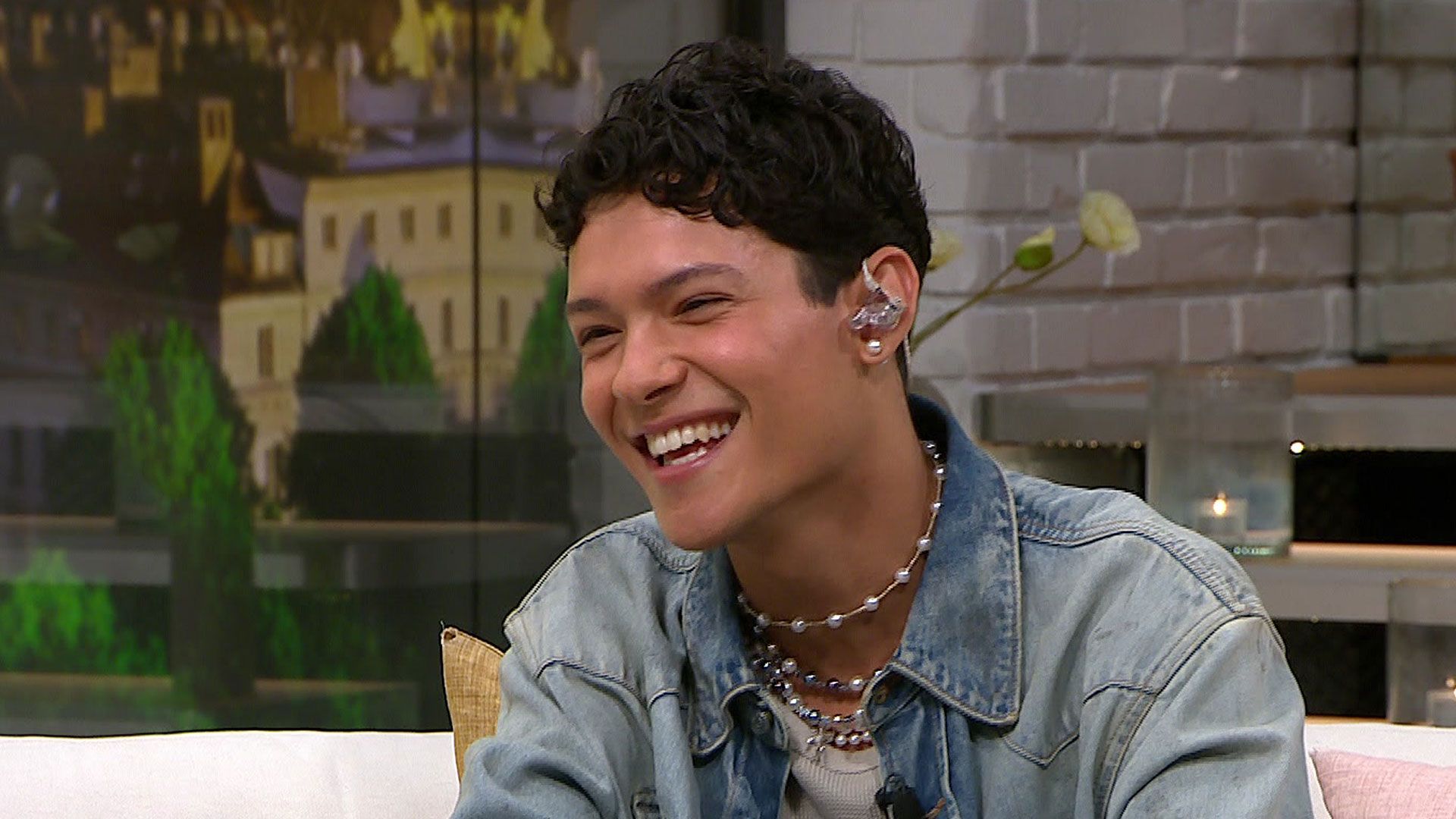 Omar Rudberg sjunger nya låten ”Red Light” i Nyhetsmorgon