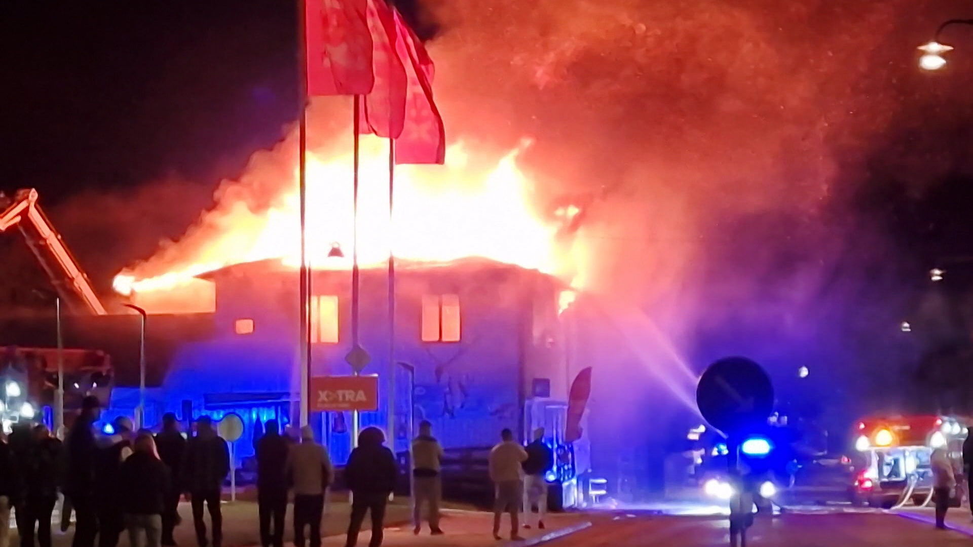 Edsbyn: Hus med lägenheter och butik brann ner i natt