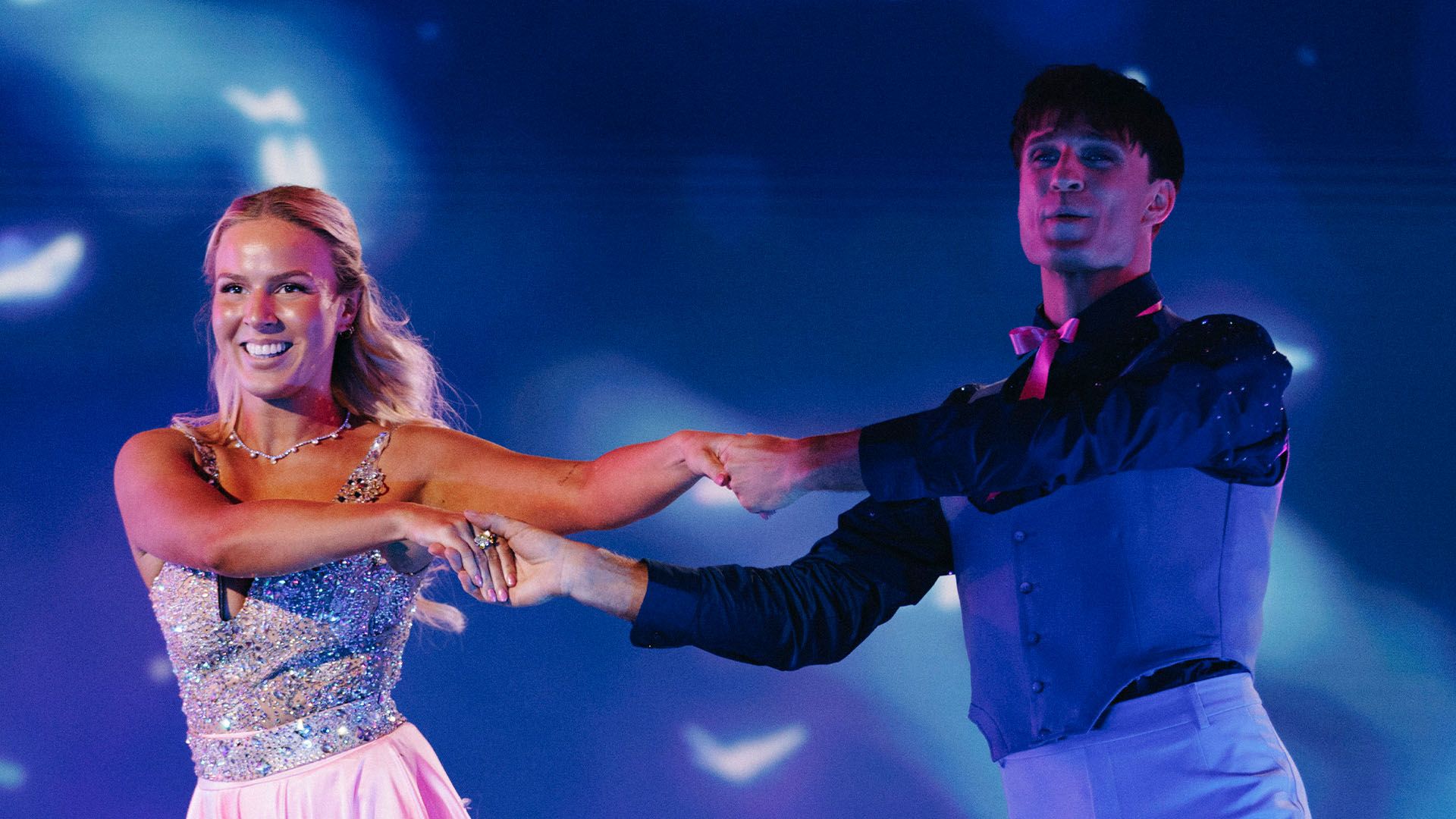 Perla Rainey Malmberg och Nik Alexander dansar en America...