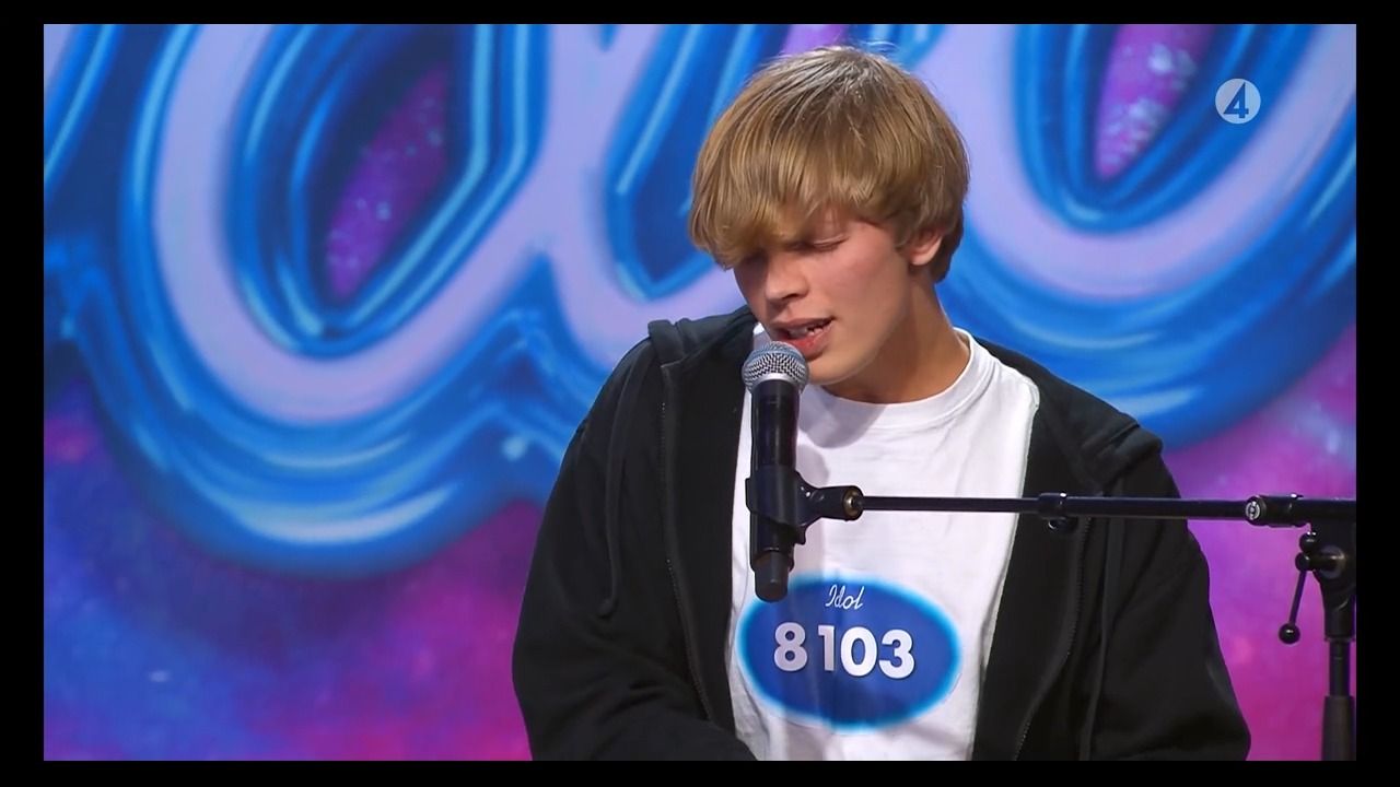 Love Backlund sjunger sin egenskrivna låt “Blommor där du...