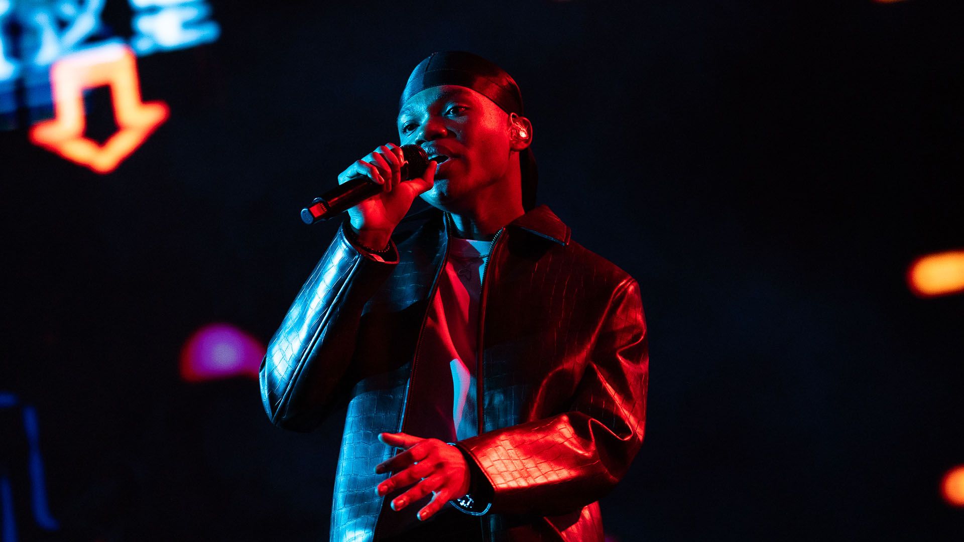 Jénovic Luyindula sjunger ”Fine China” av Chris Brown