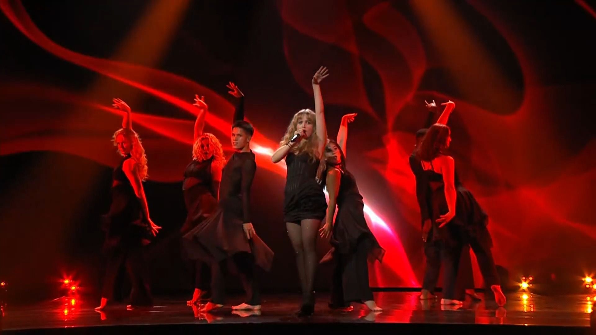 Margaux Flavet sjunger sin nya låt “Exit” live i kvartsfi...